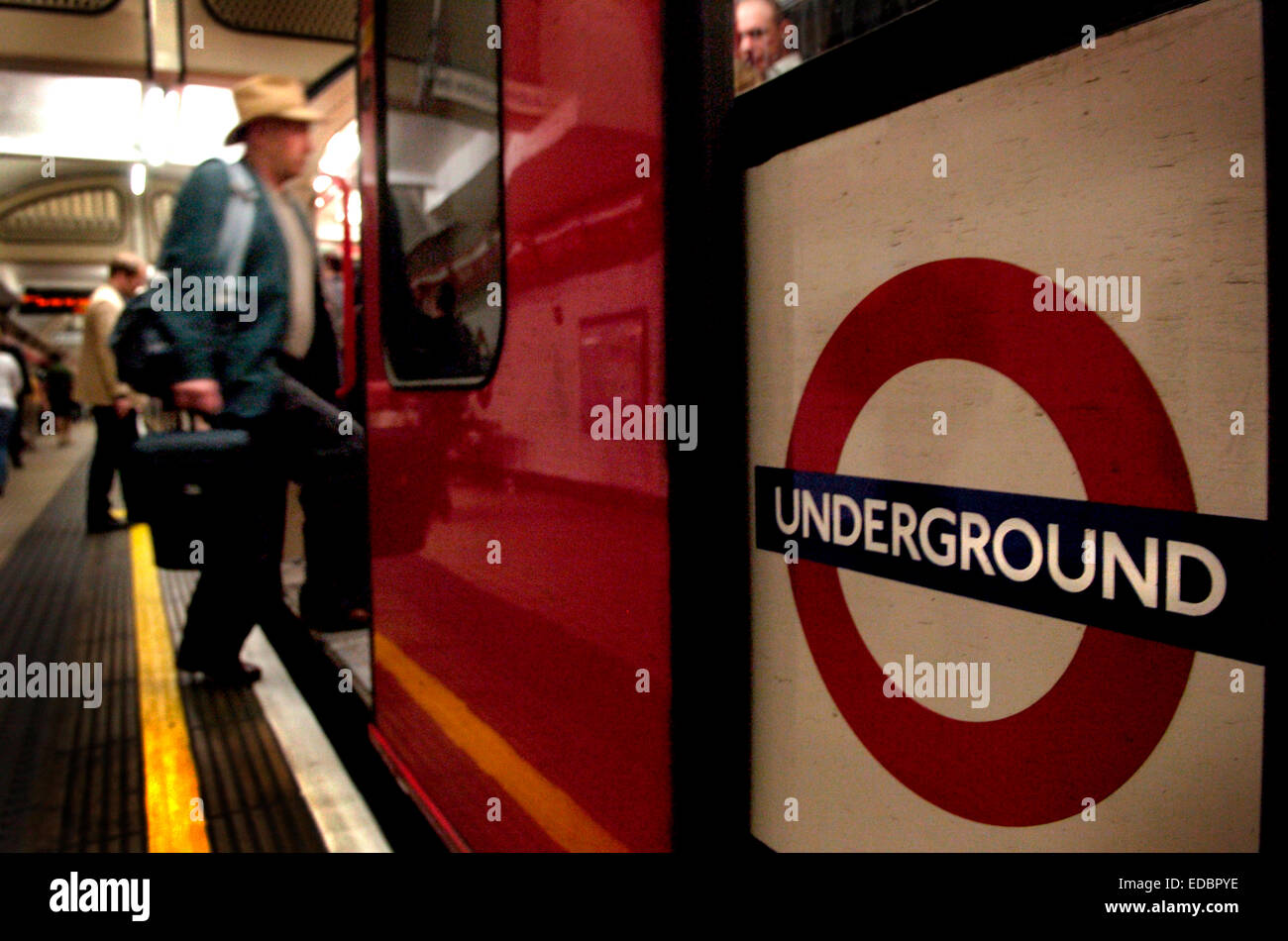 People getting on a northern line train hi-res stock photography and ...