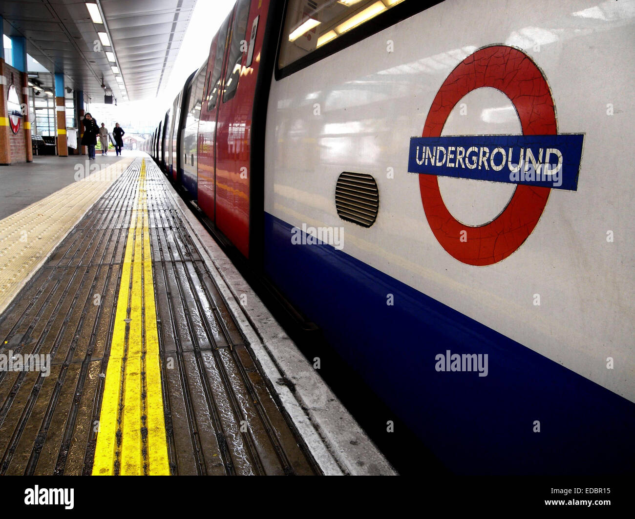 A London Underground train platform Stock Photo - Alamy