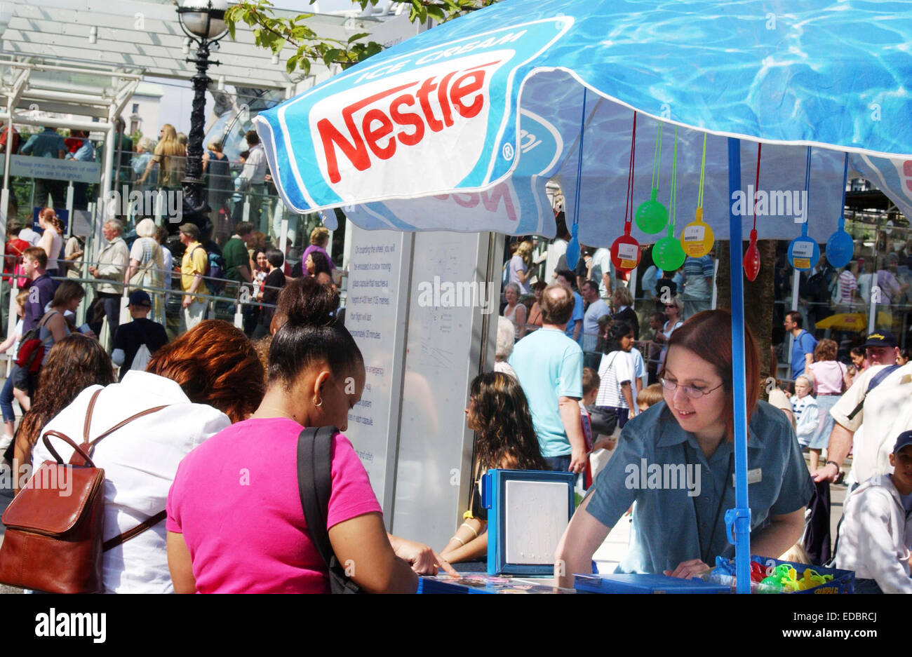 A Nestle icecream vendor near the London Eye Stock Photo - Alamy