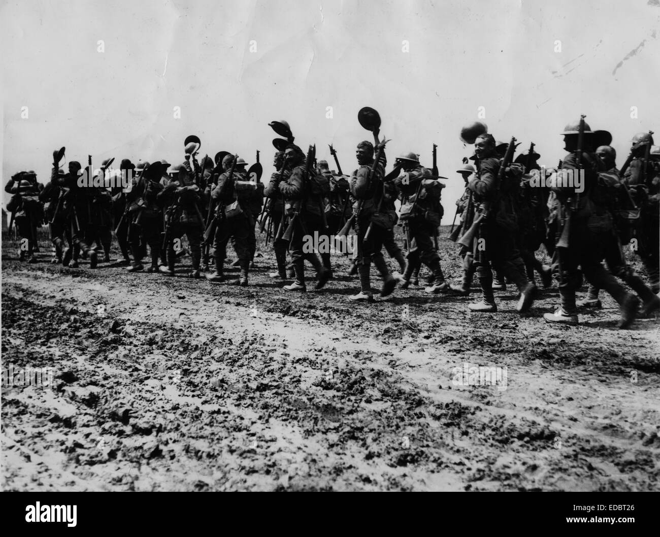 British troops march to front Stock Photo - Alamy