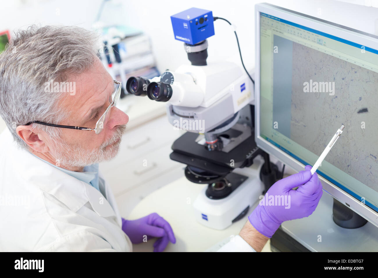 Microscope monitor hi-res stock photography and images - Alamy