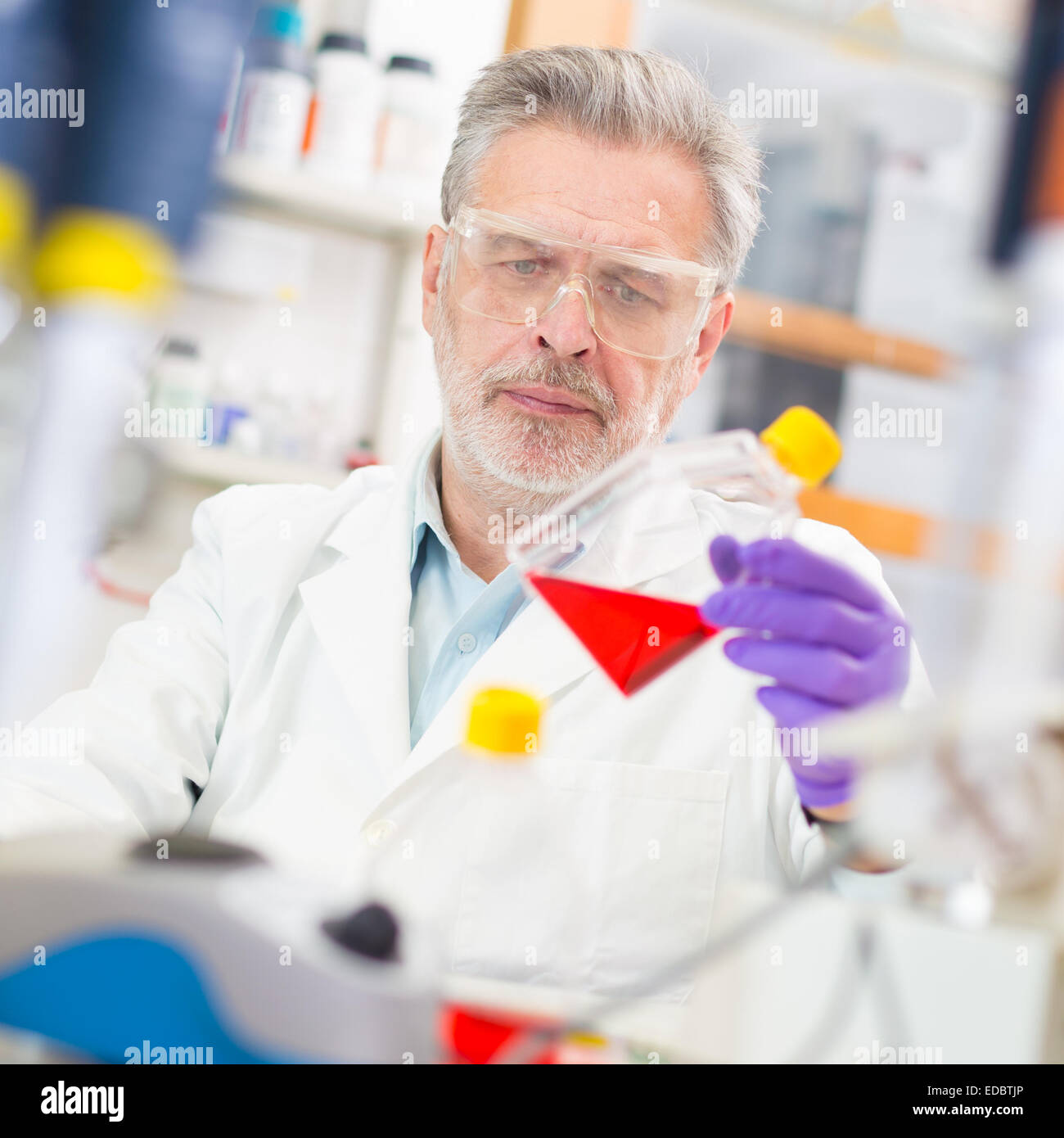 Life scientist researching in the laboratory Stock Photo - Alamy