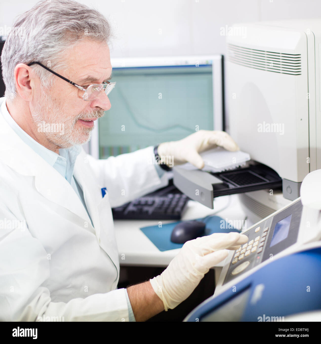 Life scientist researching in the laboratory Stock Photo - Alamy
