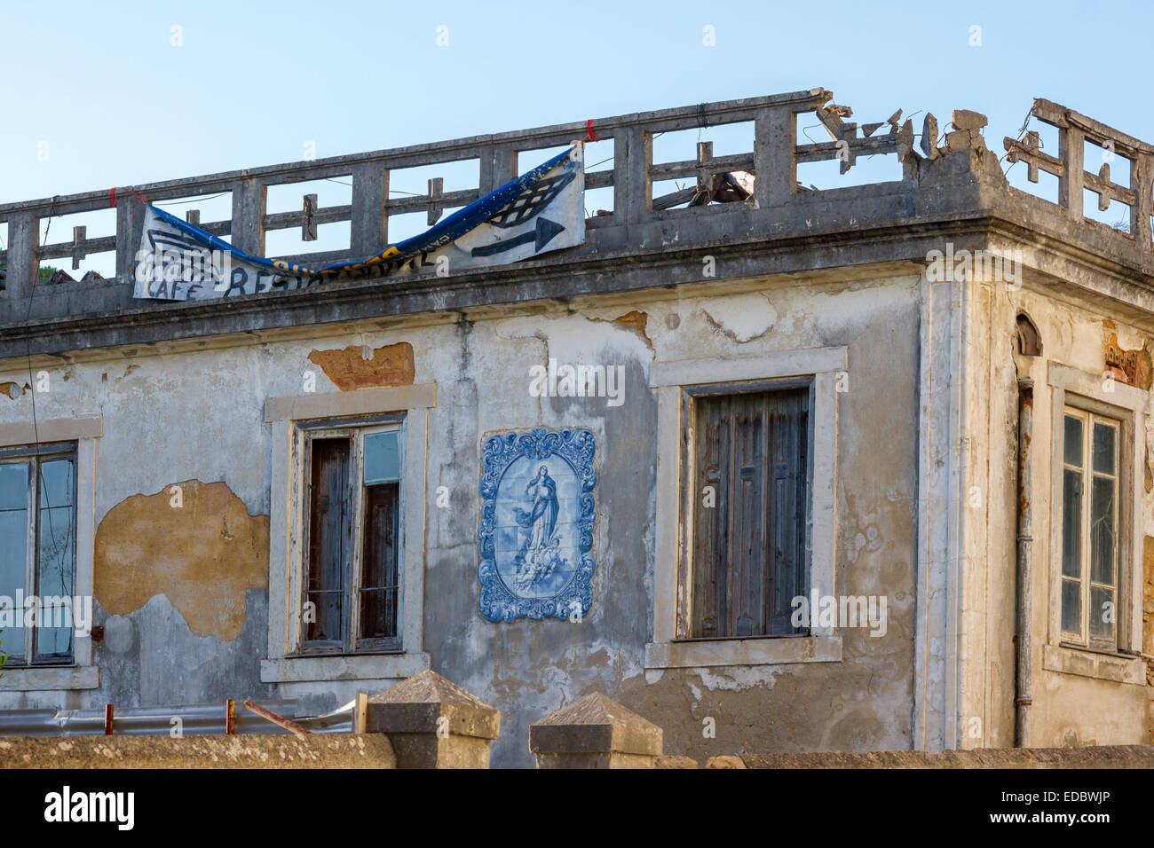 Derelict building portugal hi-res stock photography and images - Alamy