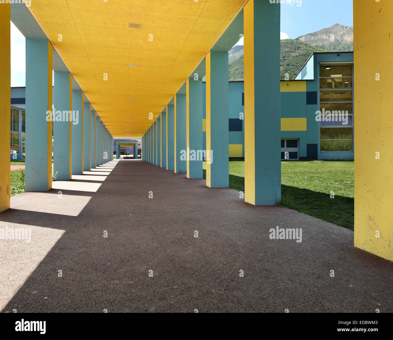 Public school hallway hi-res stock photography and images - Alamy