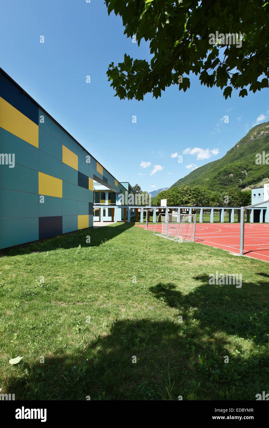 School patio hi-res stock photography and images - Alamy