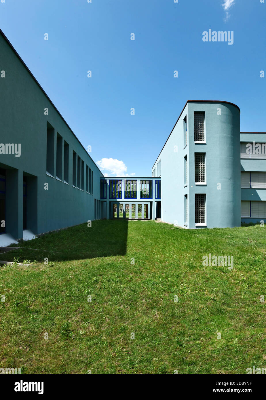 Modern school building exterior hi-res stock photography and images - Alamy