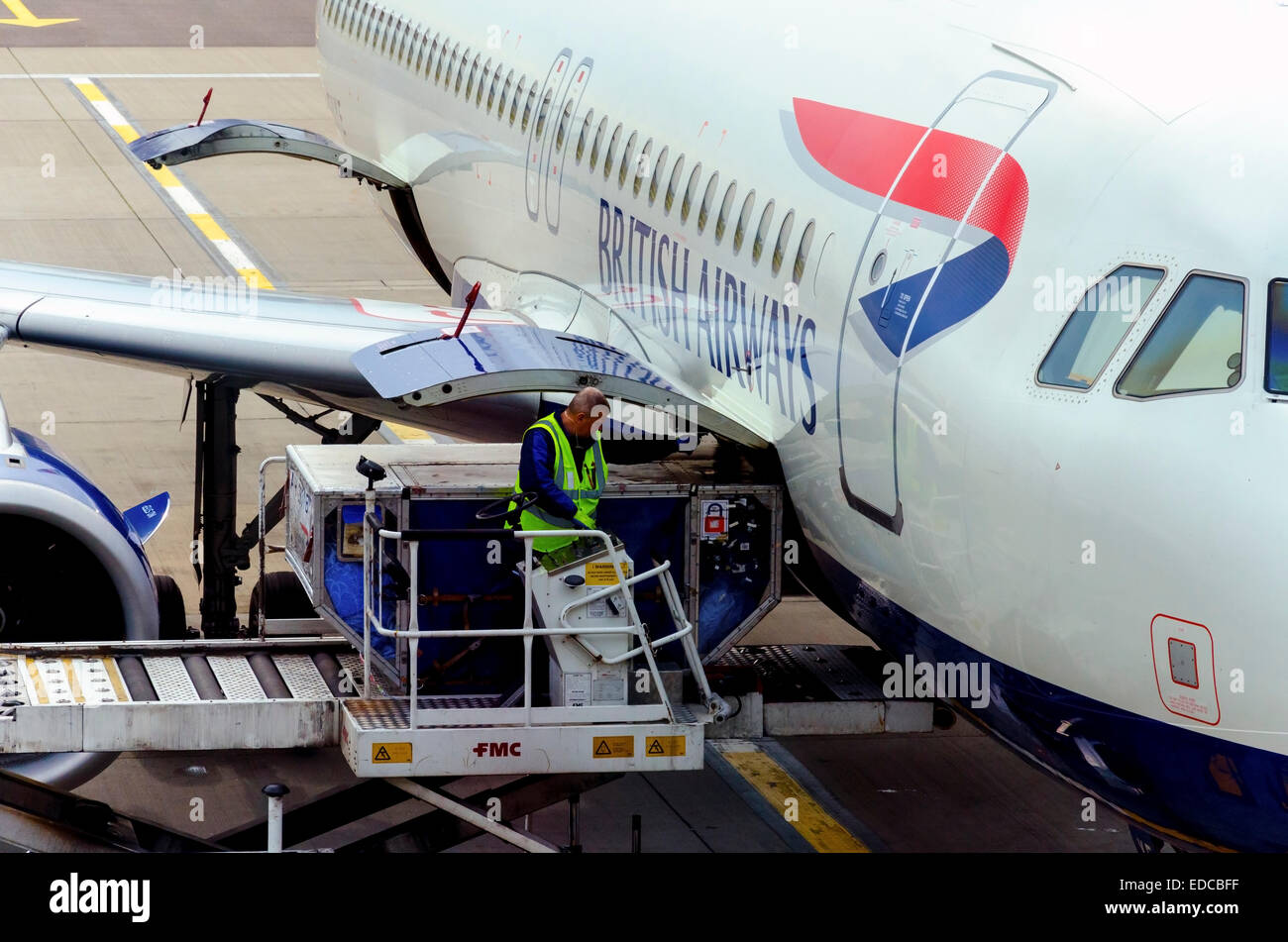 Loading and unloading baggage hi-res stock photography and images - Alamy