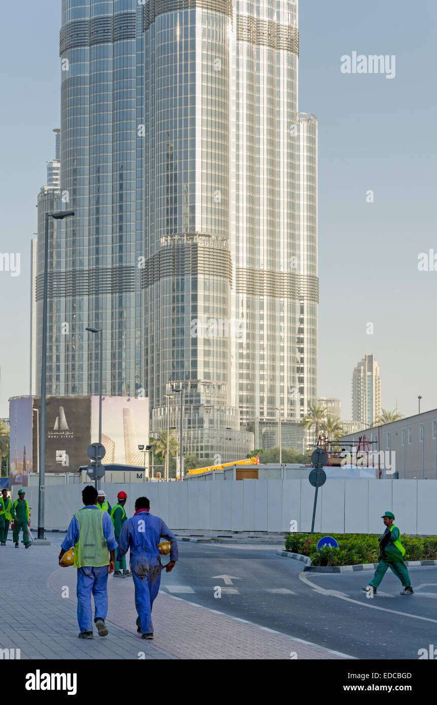 Burj khalifa construction workers hi-res stock photography and images ...