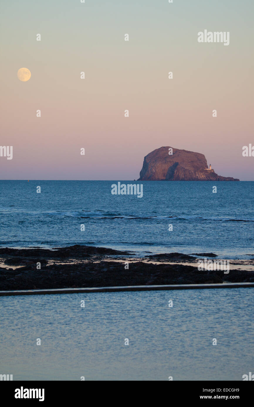 Moon over bass rock hi-res stock photography and images - Alamy