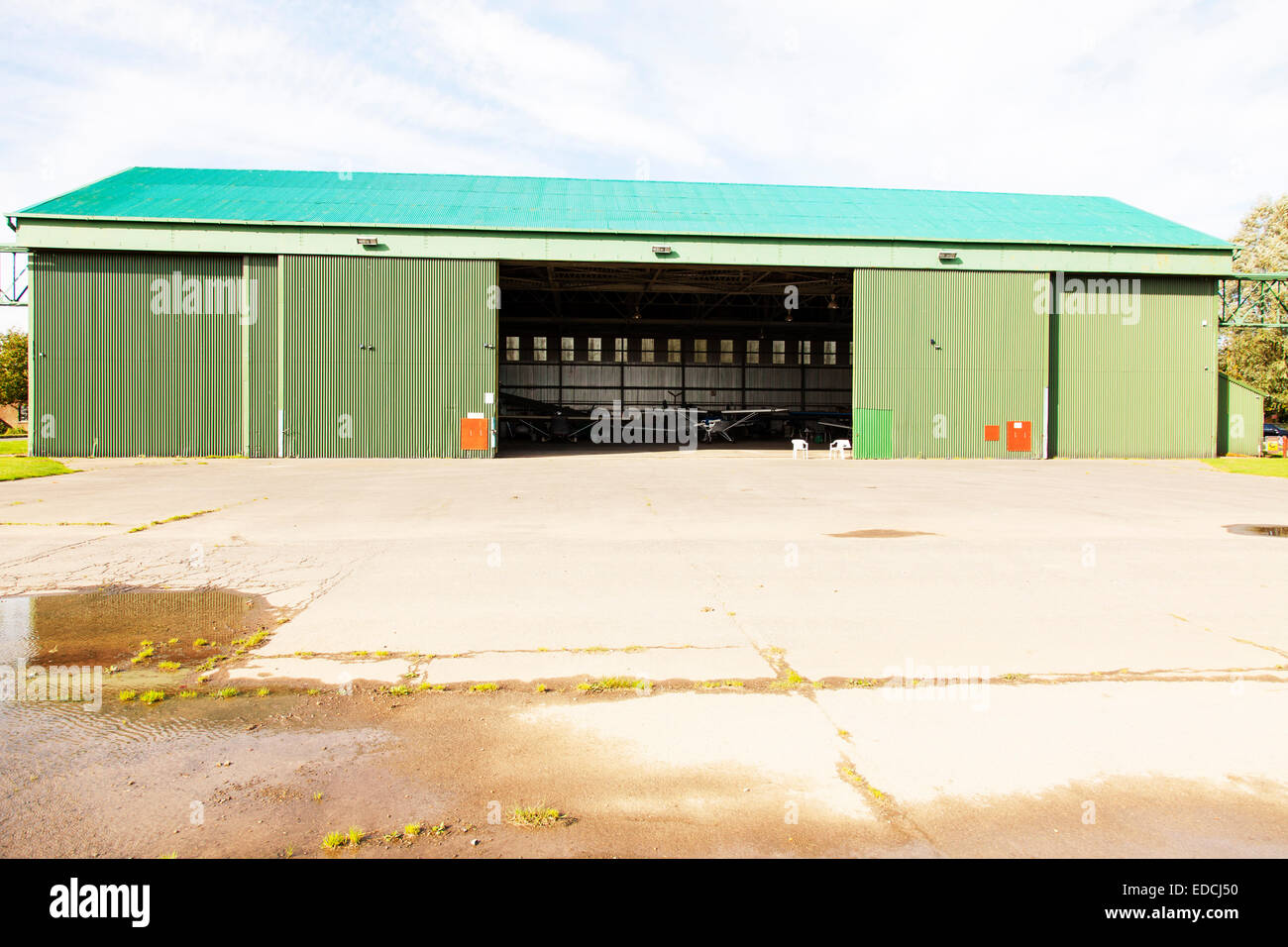 plane hanger aircraft Airport parking services prior to flight carrier ...