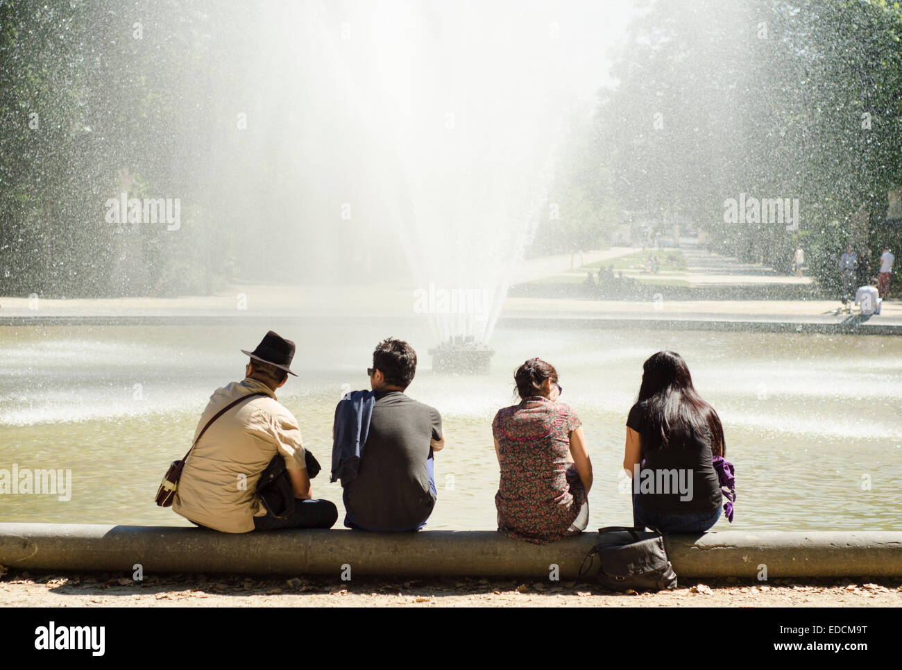 People and fountain hi-res stock photography and images - Alamy