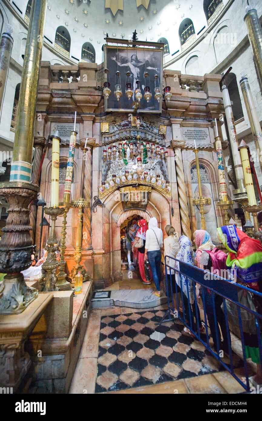 People in a row visit the sepulchre of Jesus Christ at the Church of ...