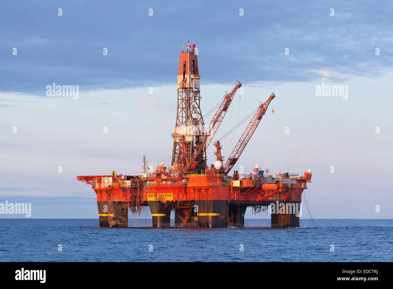 Drilling platform hi-res stock photography and images - Alamy