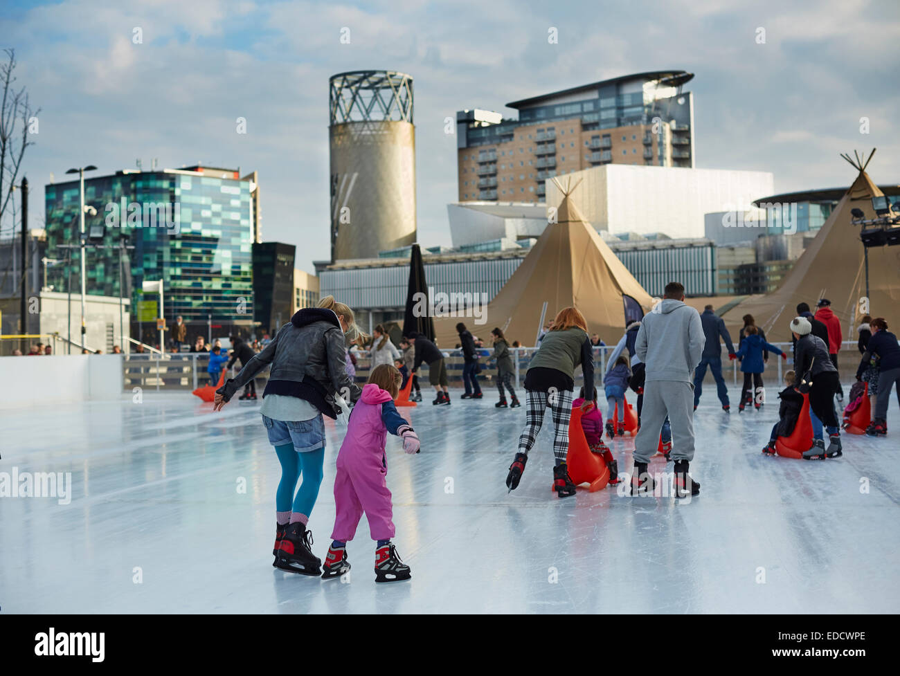 Crowded ice rink hi-res stock photography and images - Alamy