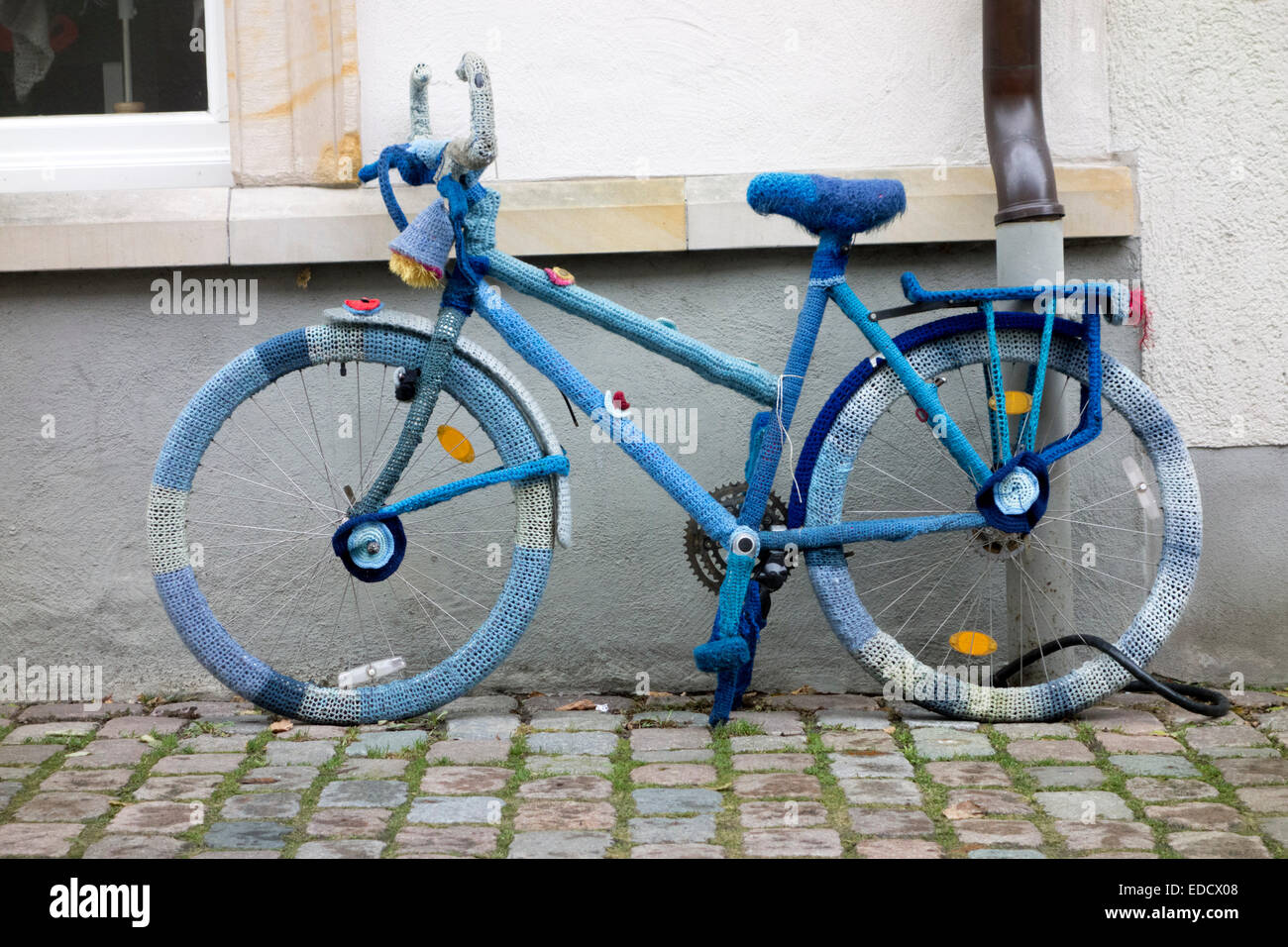 Yarn bombing bicycle hi-res stock photography and images - Alamy