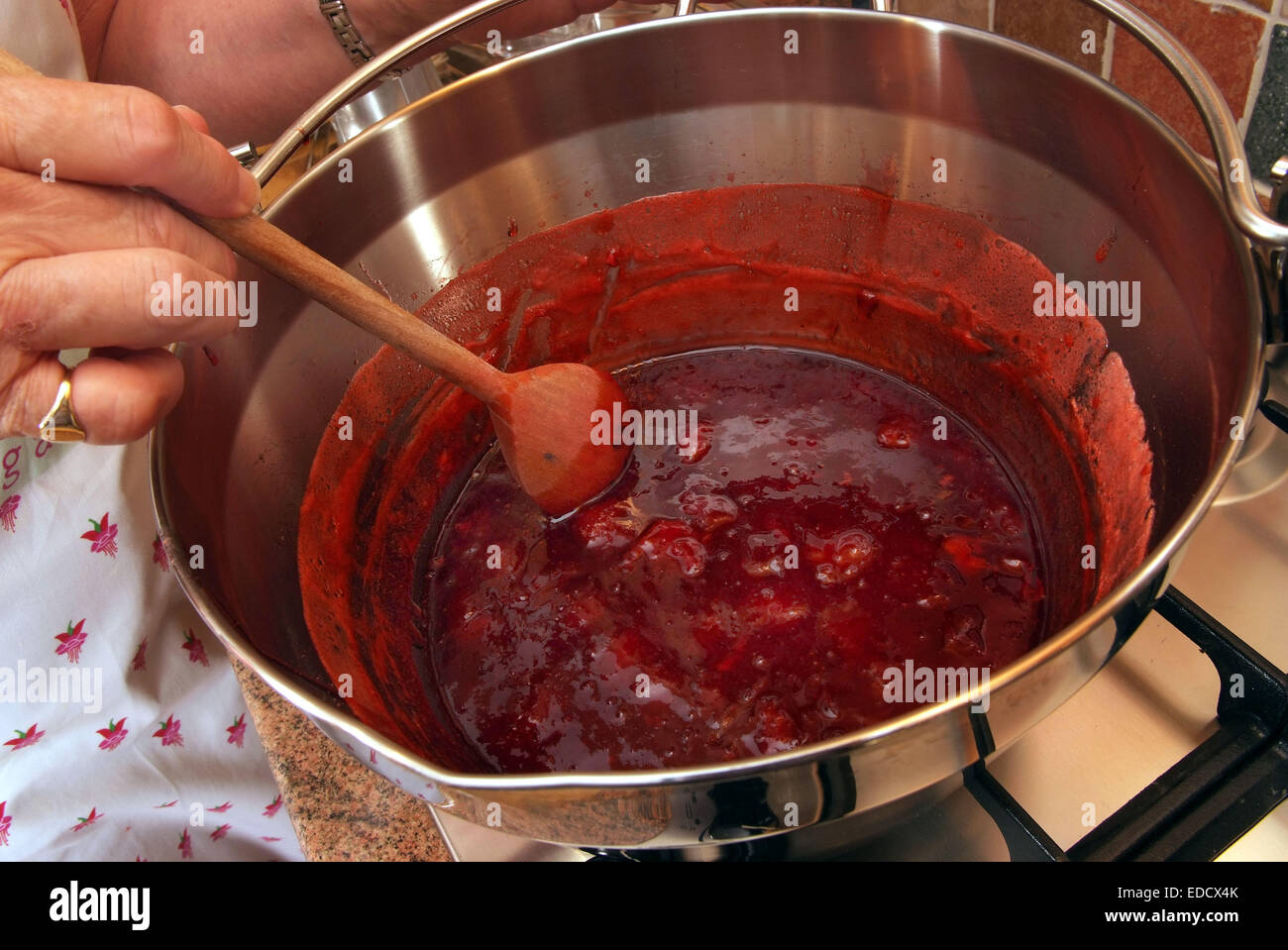 Sue cook hi-res stock photography and images - Alamy