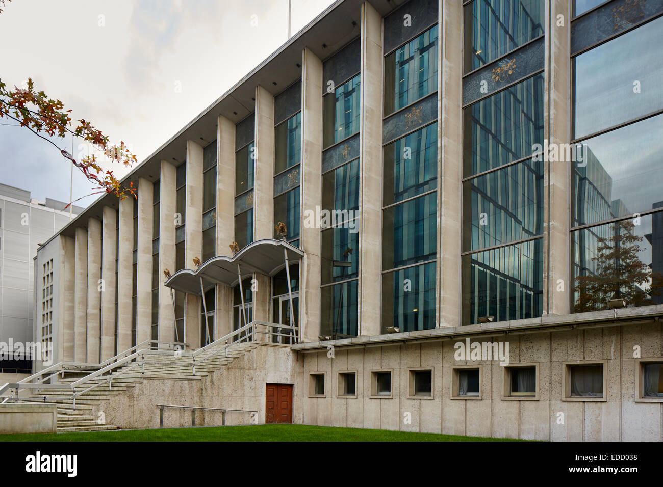 Exterior of Manchester Crown Court Stock Photo - Alamy