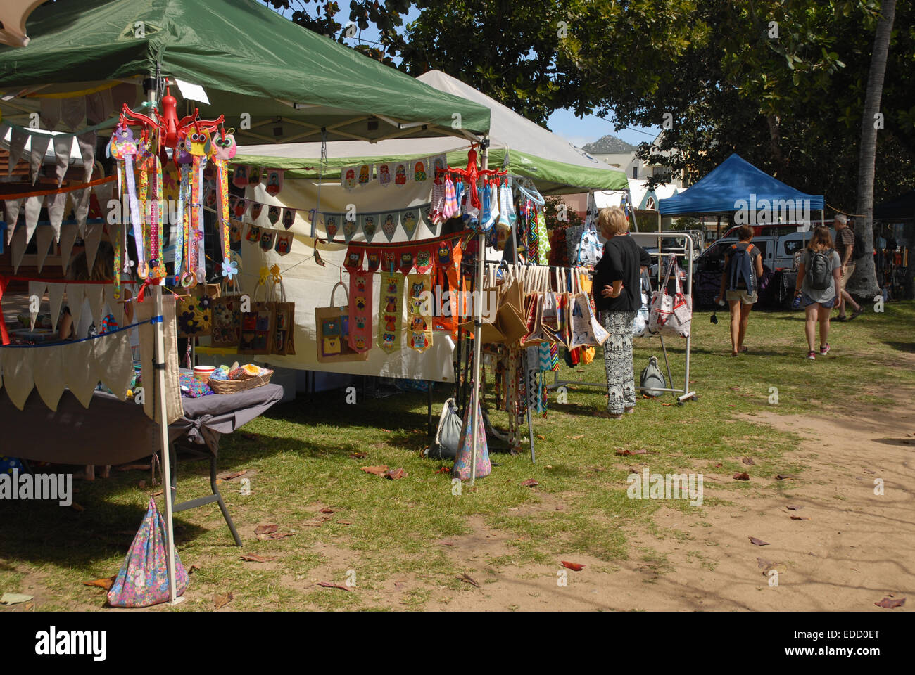 Craft market stalls on the beach front at Horsehoe Bay, Magnetic Island ...
