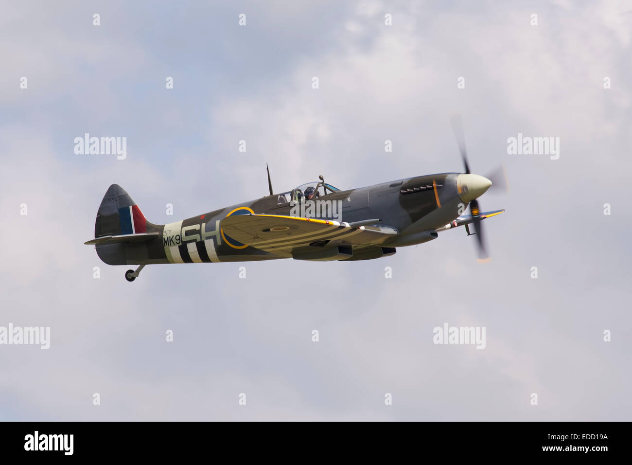 Flying spitfire hi-res stock photography and images - Alamy