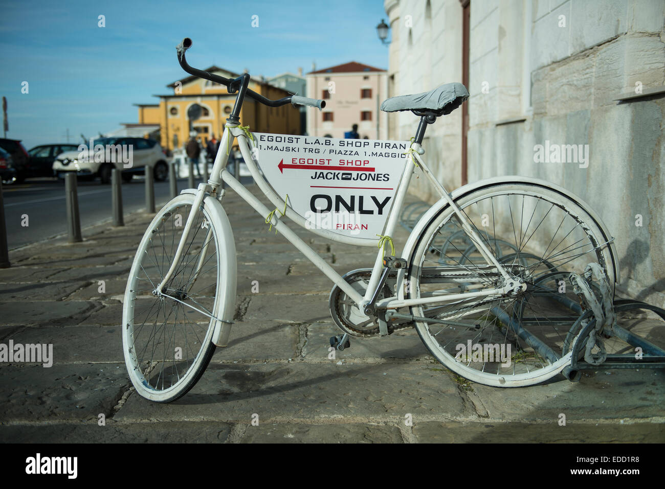 Parked rental cycle hi-res stock photography and images - Alamy