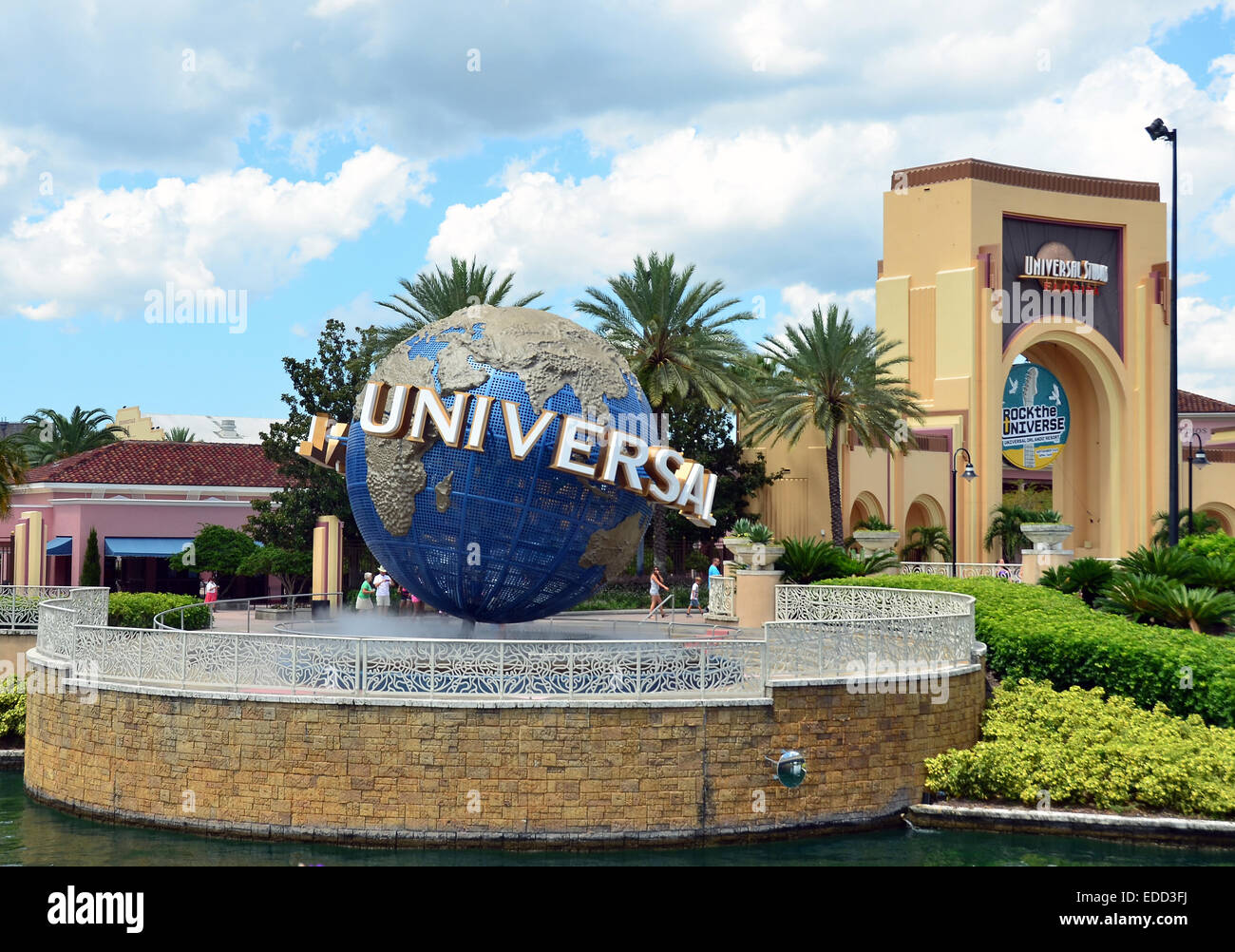 Universal Globe outside the entrance to Universal Studio's Orlando ...