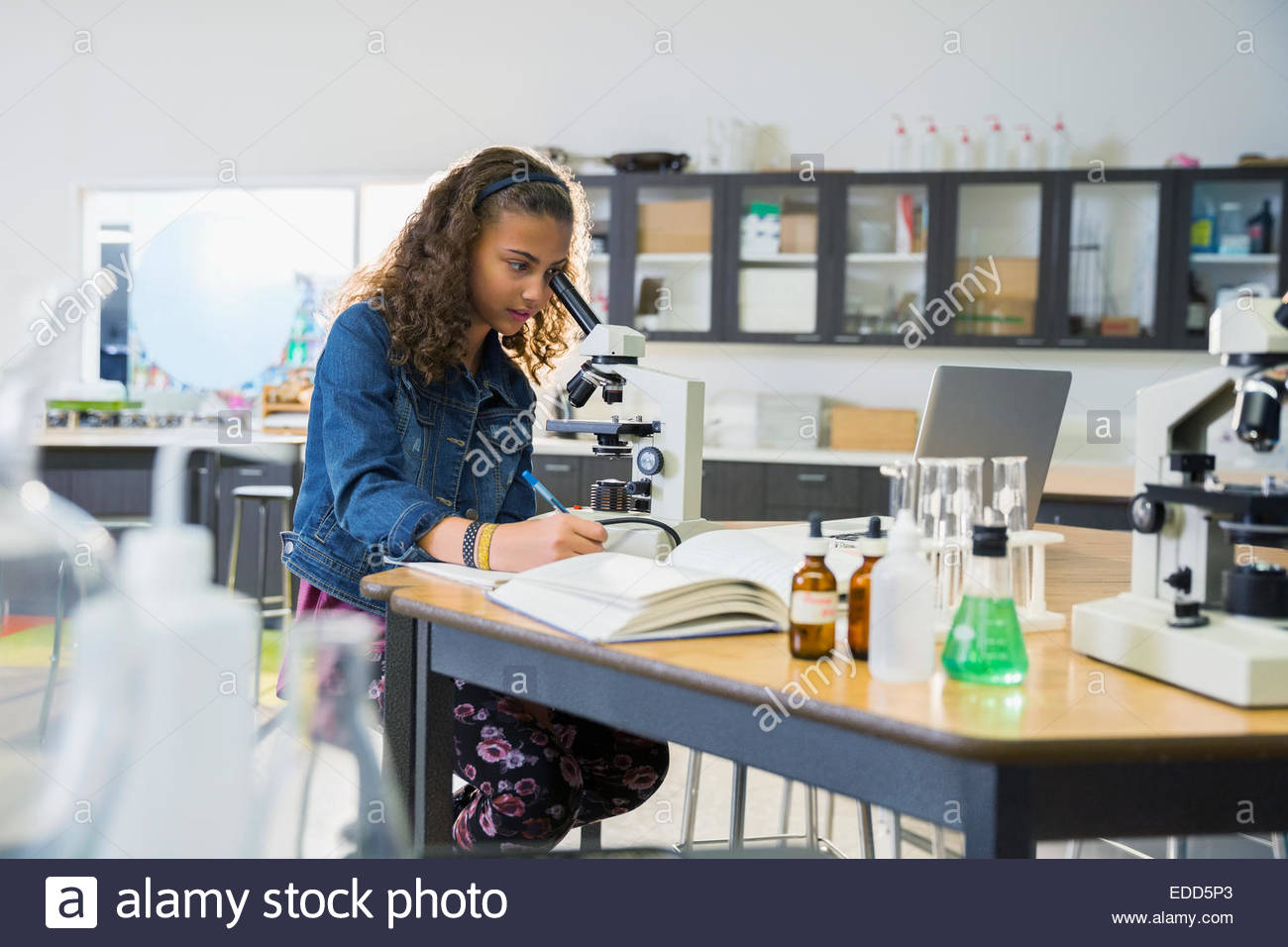 Student microscope hi-res stock photography and images - Alamy
