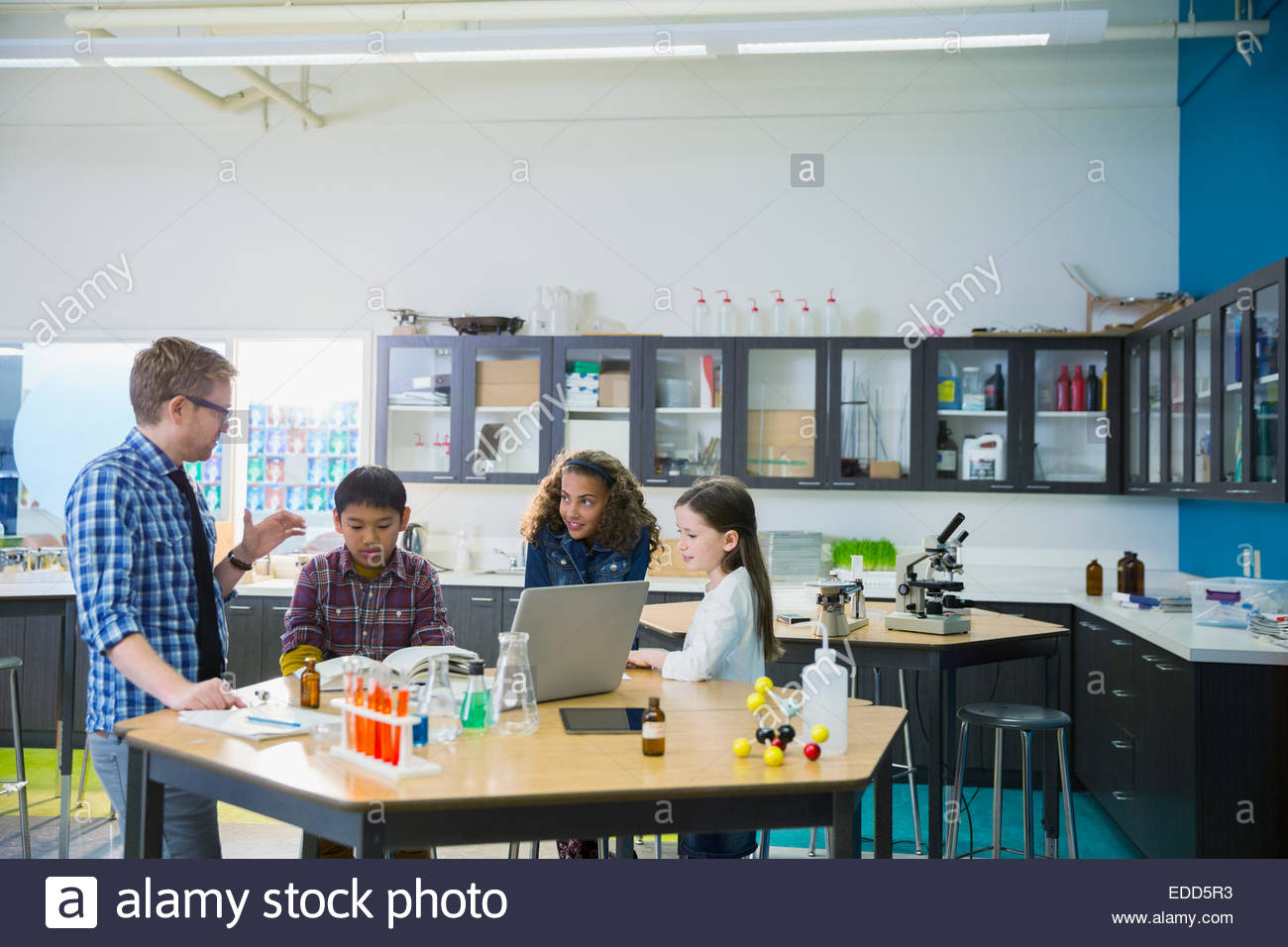 Teacher and elementary students in laboratory Stock Photo - Alamy