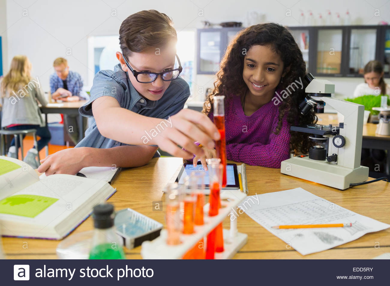 Indian girls science lab hi-res stock photography and images - Alamy