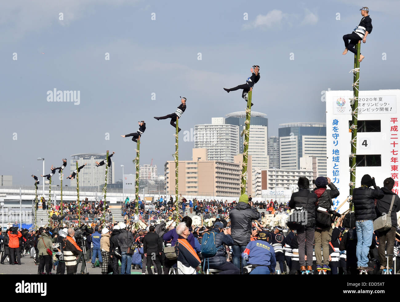 Tokyo, Japan. 6th Jan, 2015. Members of the Edo Firemanship ...