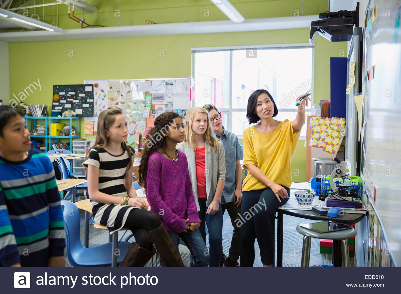 Teacher pointing students hi-res stock photography and images - Alamy