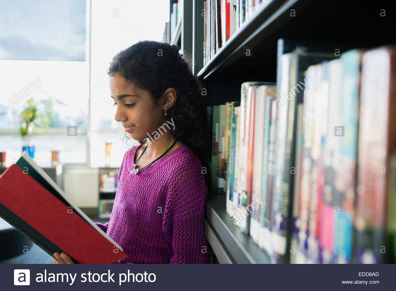 Asian girl reading book library hi-res stock photography and images - Alamy
