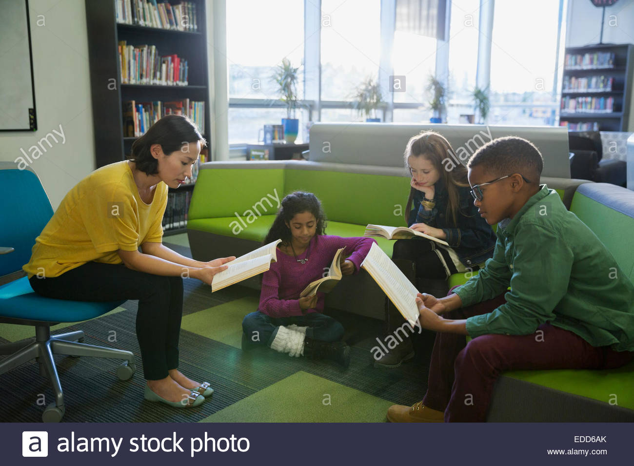 Girls woman in library hi-res stock photography and images - Alamy