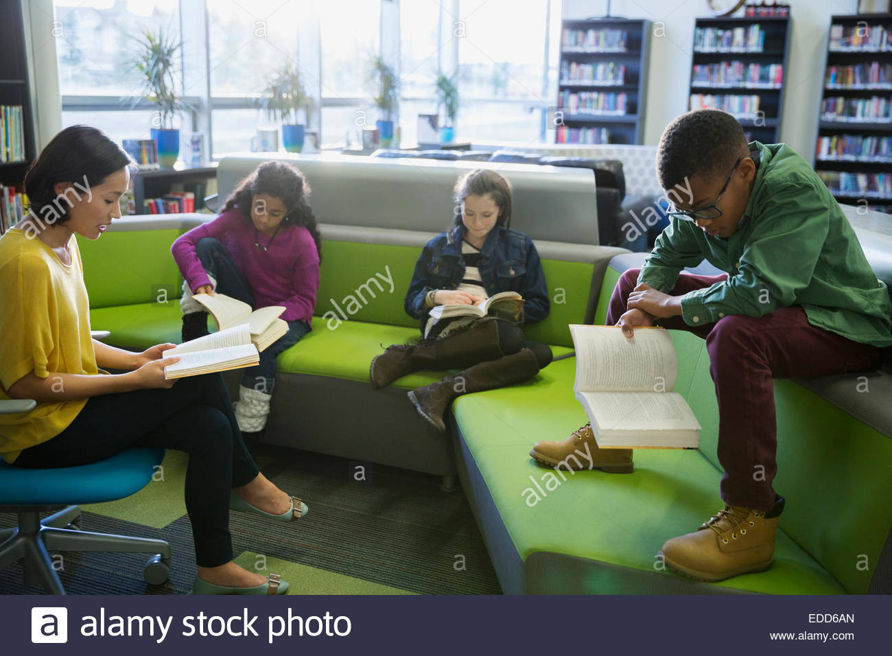 Reading students library hi-res stock photography and images - Alamy