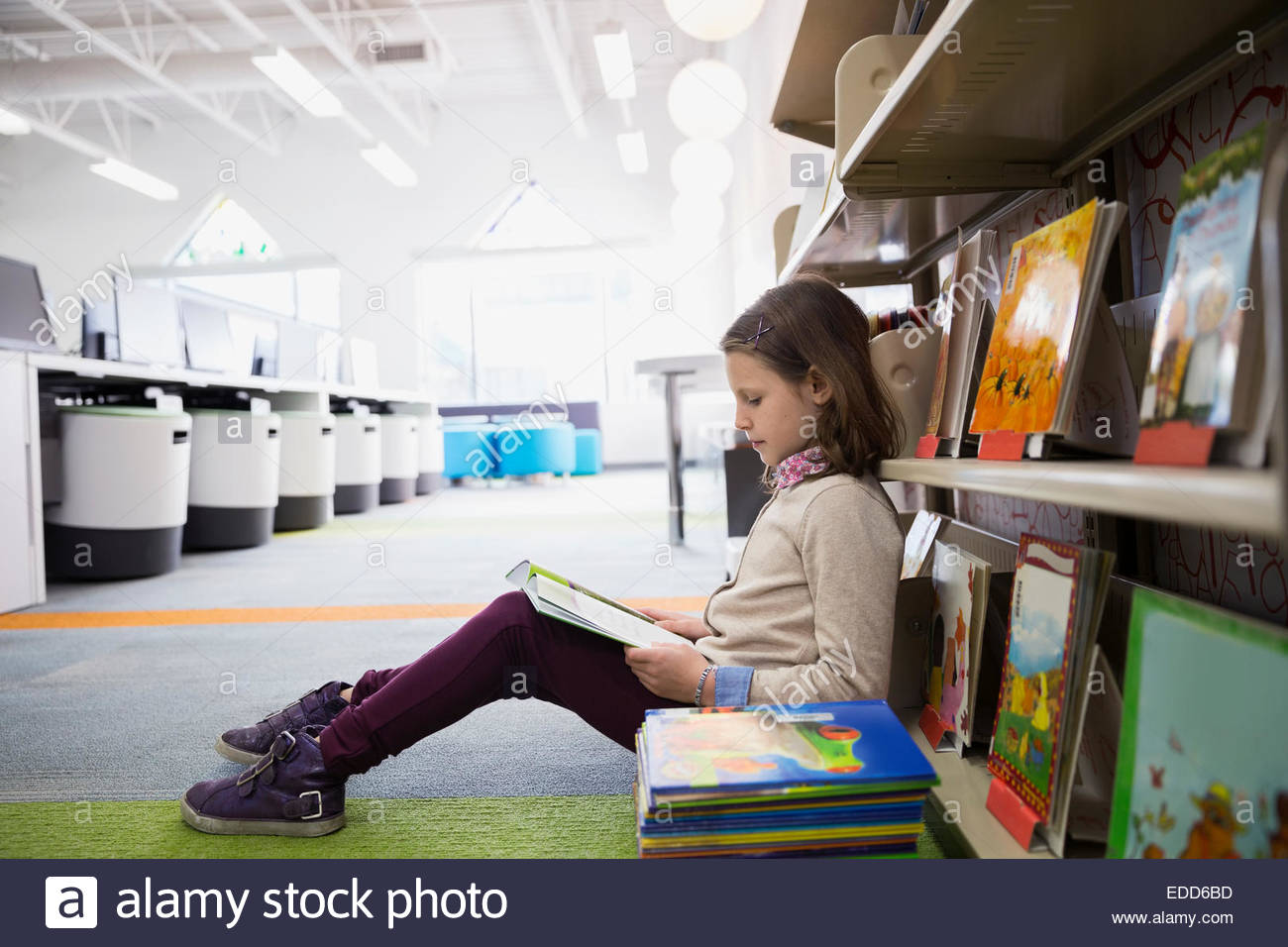 Elementary student reading hi-res stock photography and images - Alamy