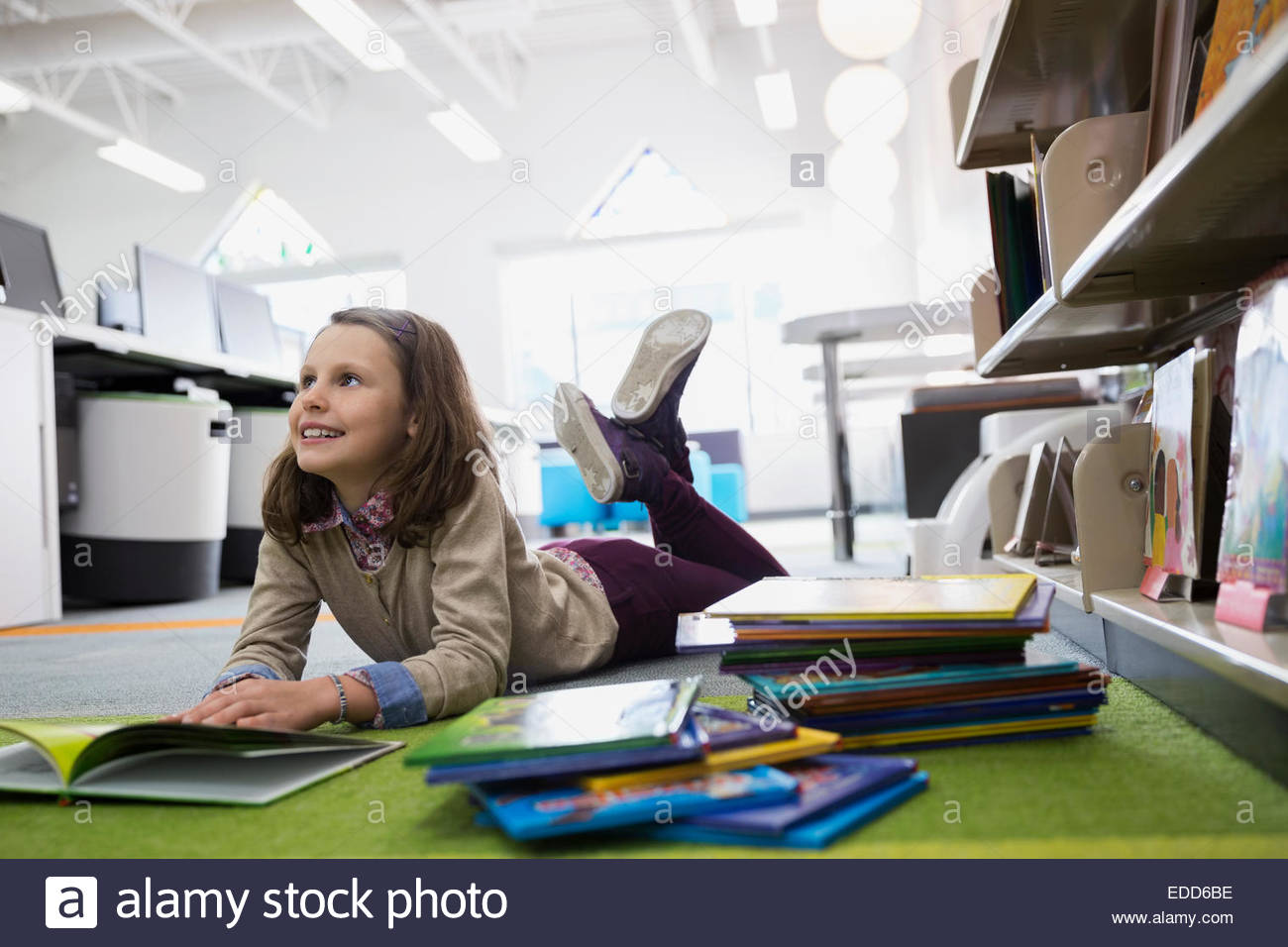 Elementary student reading book hi-res stock photography and images - Alamy