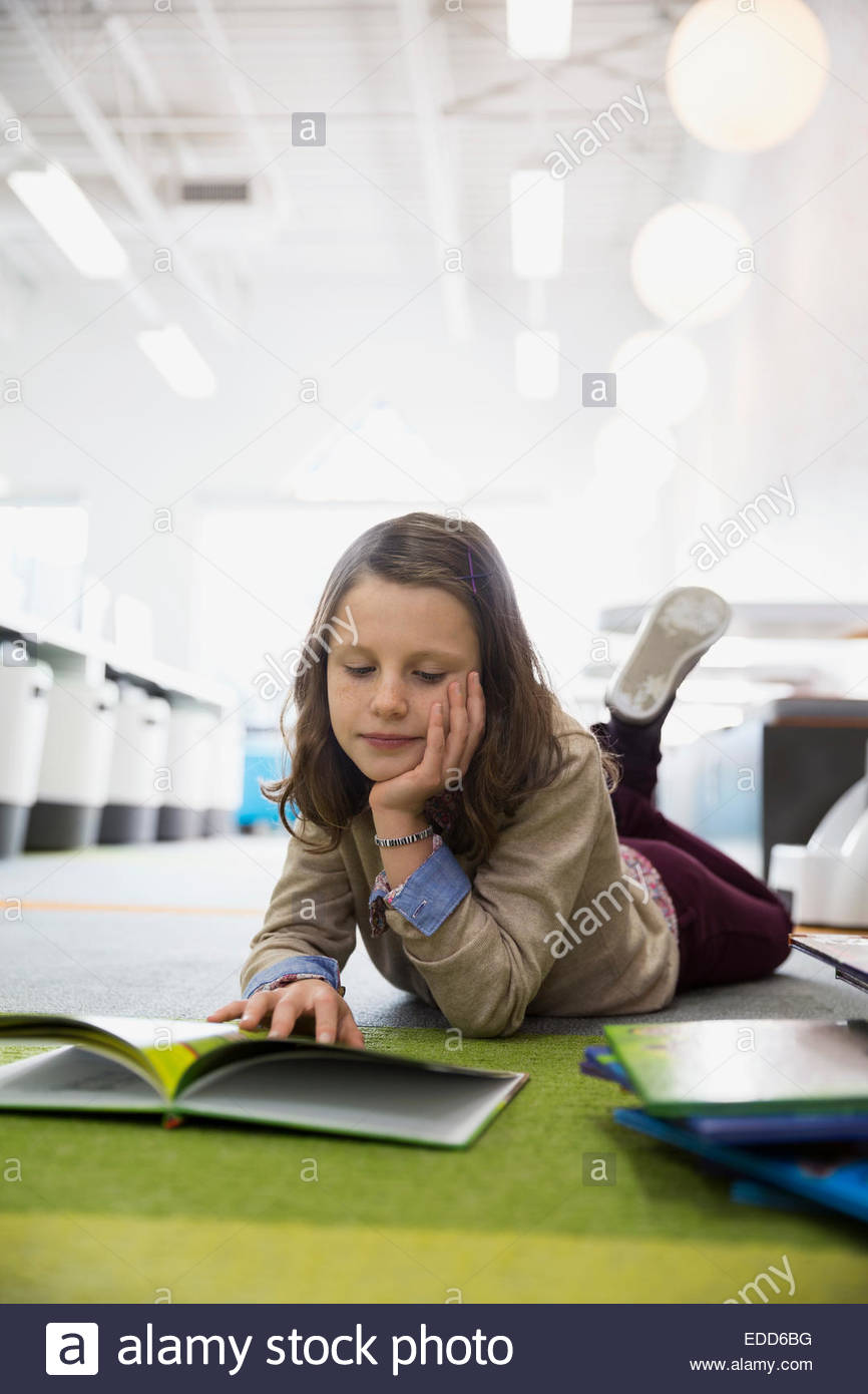 Girl reading book library floor hi-res stock photography and images - Alamy