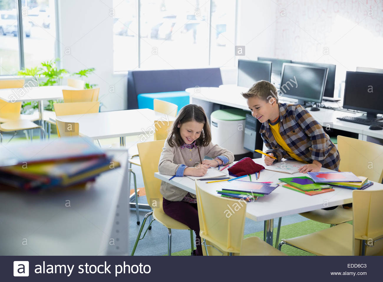 Boy girls drawing in art hi-res stock photography and images - Alamy