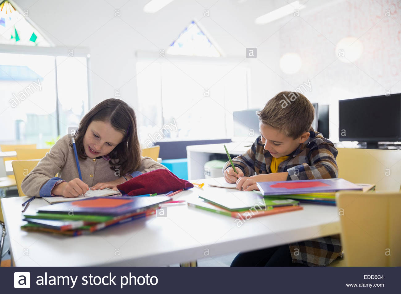 Elementary students drawing in classroom Stock Photo - Alamy