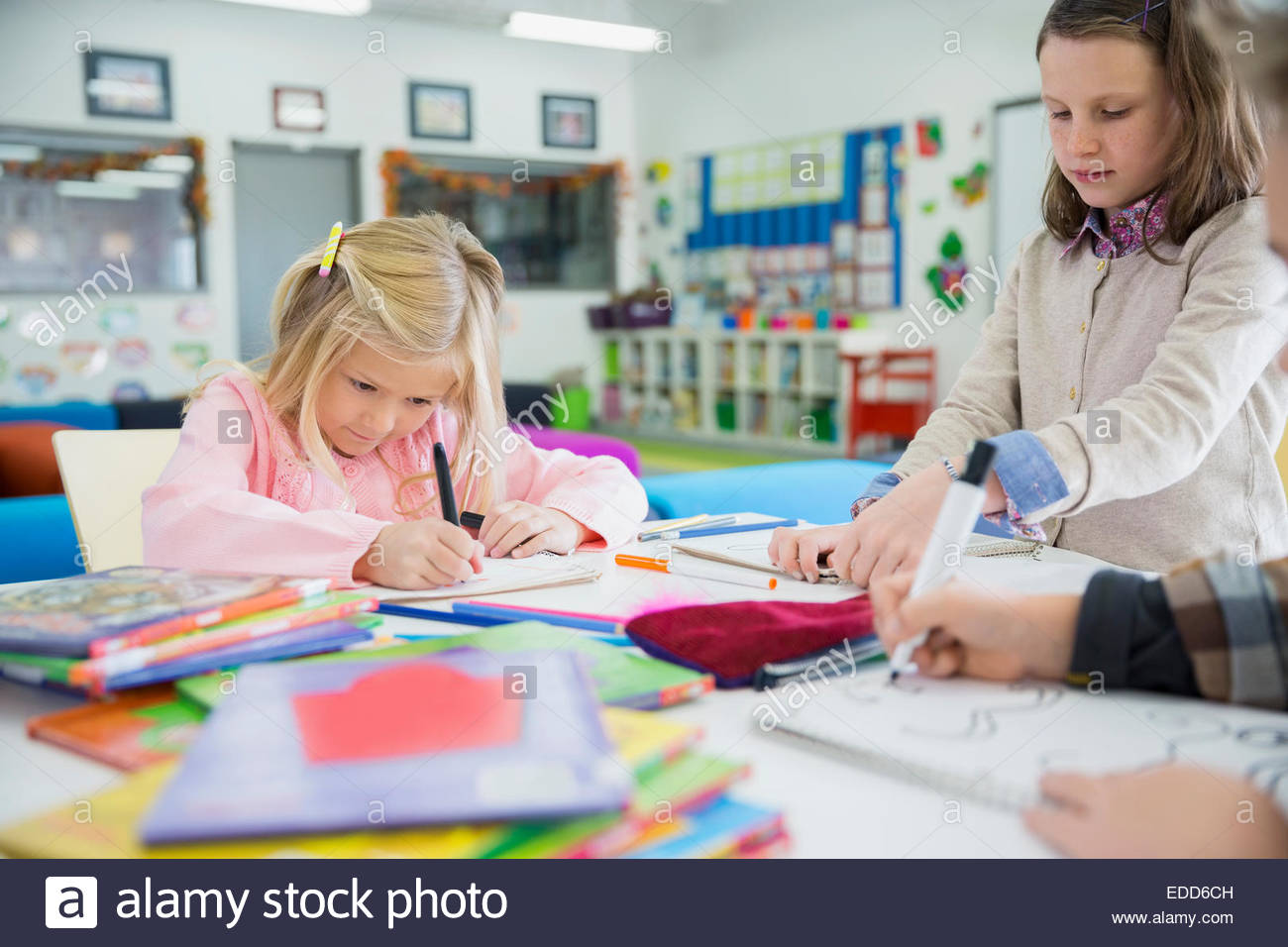 Elementary students drawing in classroom Stock Photo - Alamy