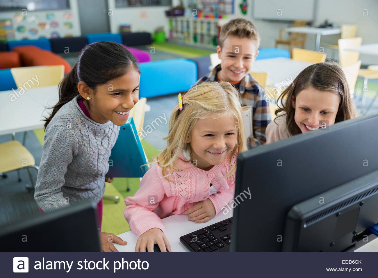Multi ethnic computer classroom hi-res stock photography and images - Alamy