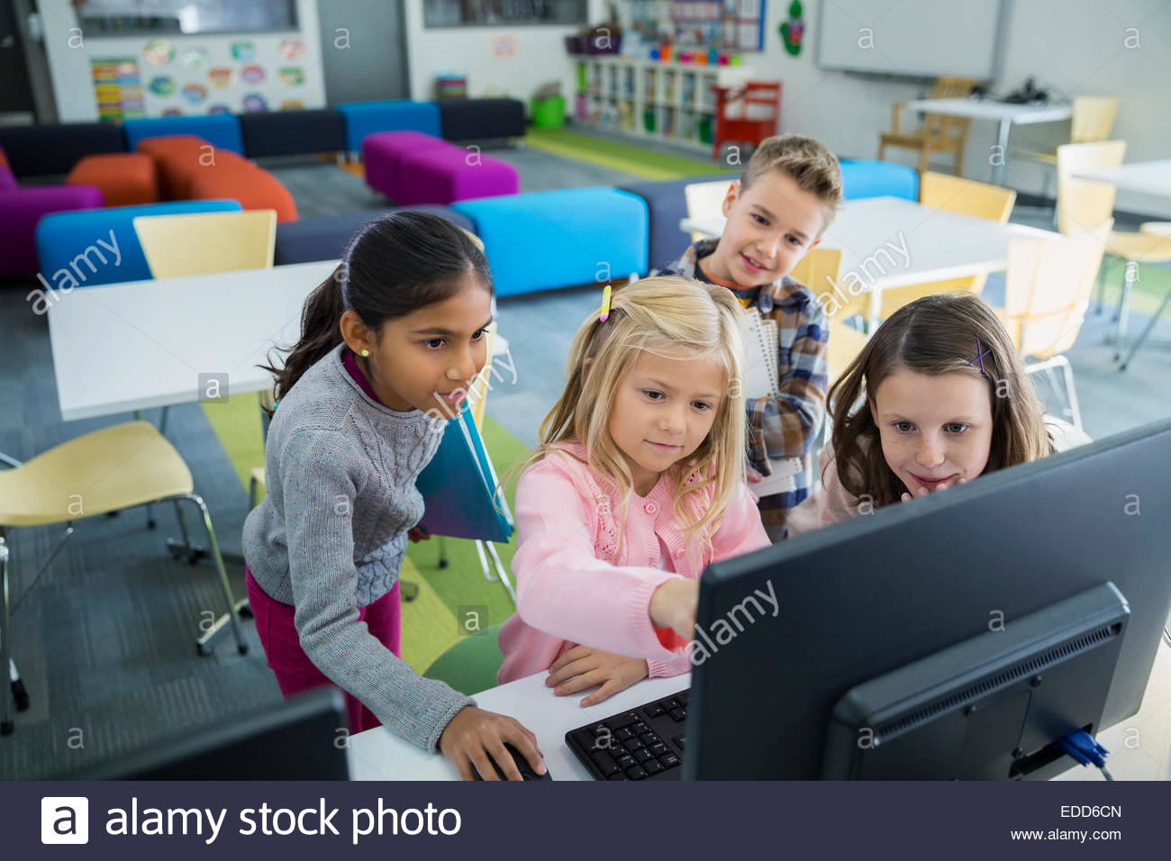 Multi ethnic computer classroom hi-res stock photography and images - Alamy