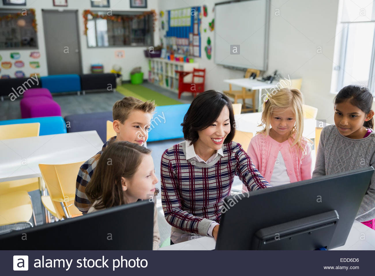 Teacher with students computer hi-res stock photography and images - Alamy