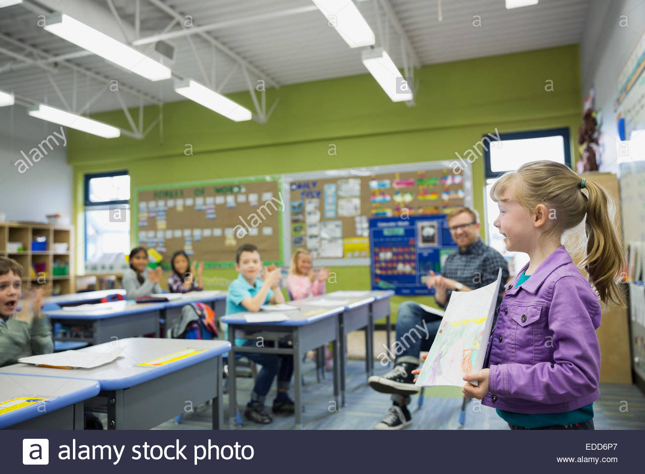 Girl holding up drawing classroom hi-res stock photography and images ...