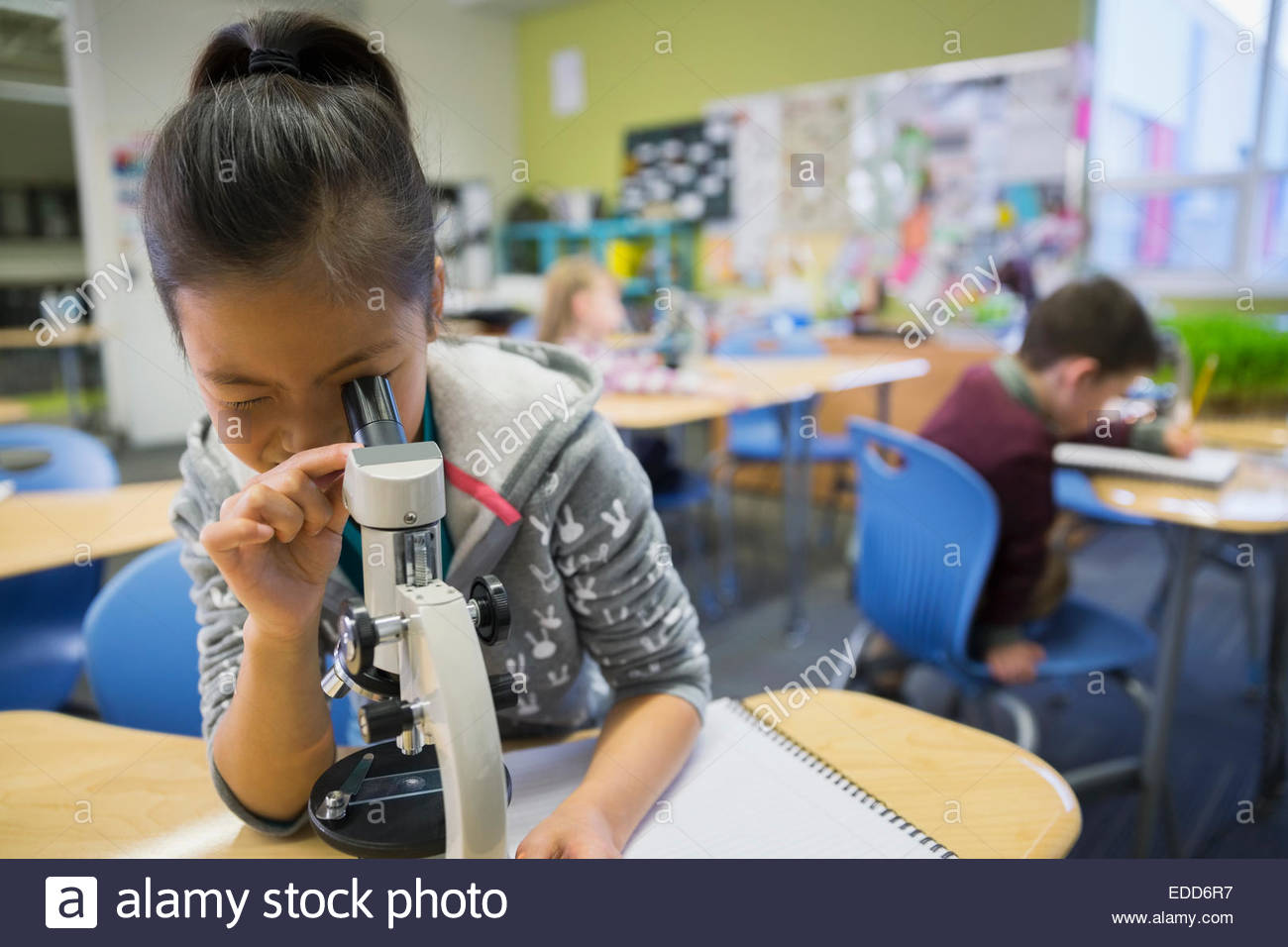 Student microscope hi-res stock photography and images - Alamy