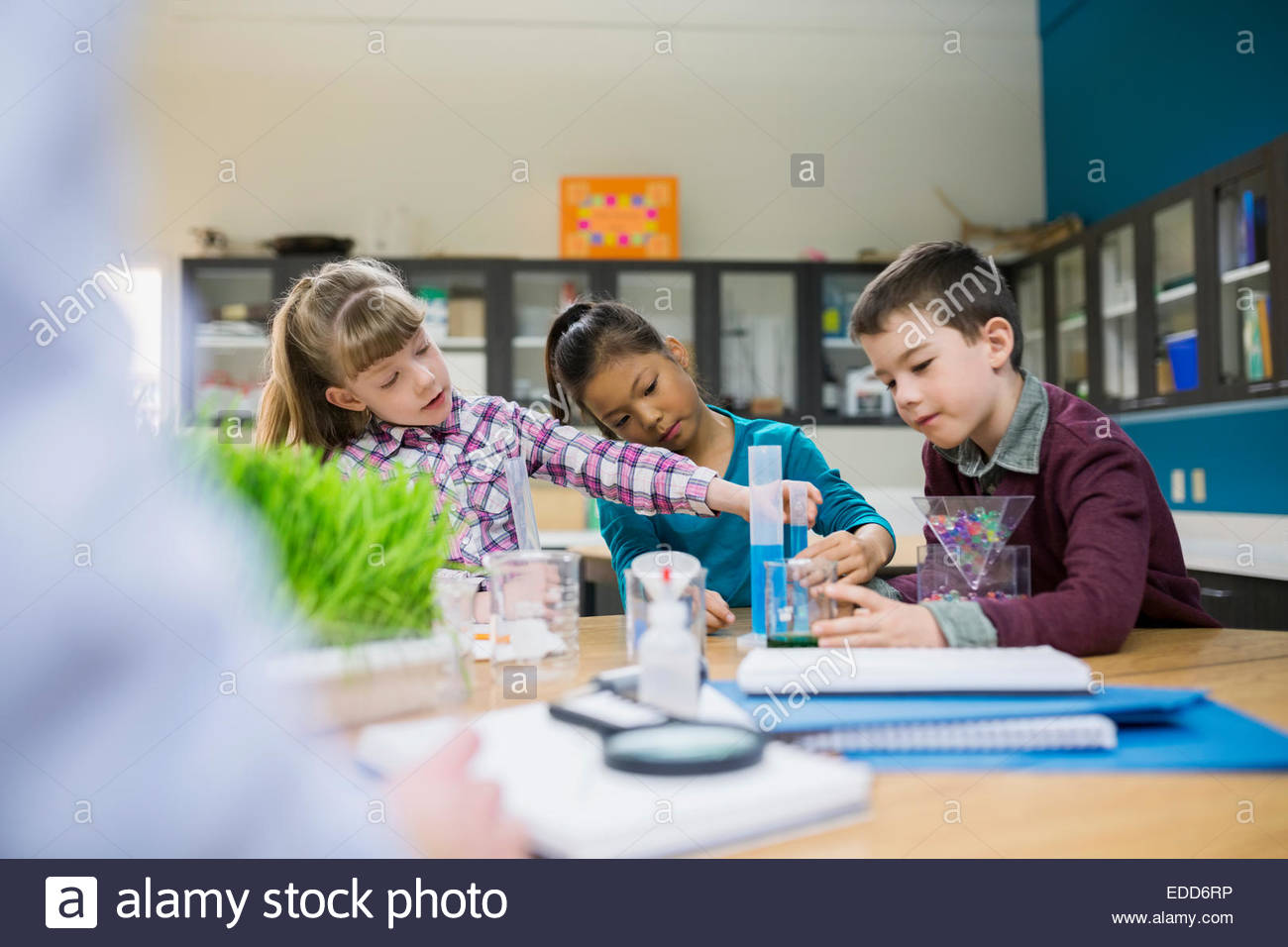 Children science experiment hi-res stock photography and images - Alamy