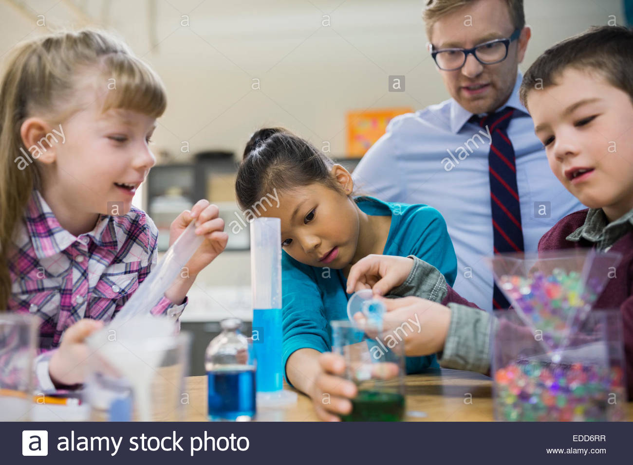 Elementary students science hi-res stock photography and images - Alamy
