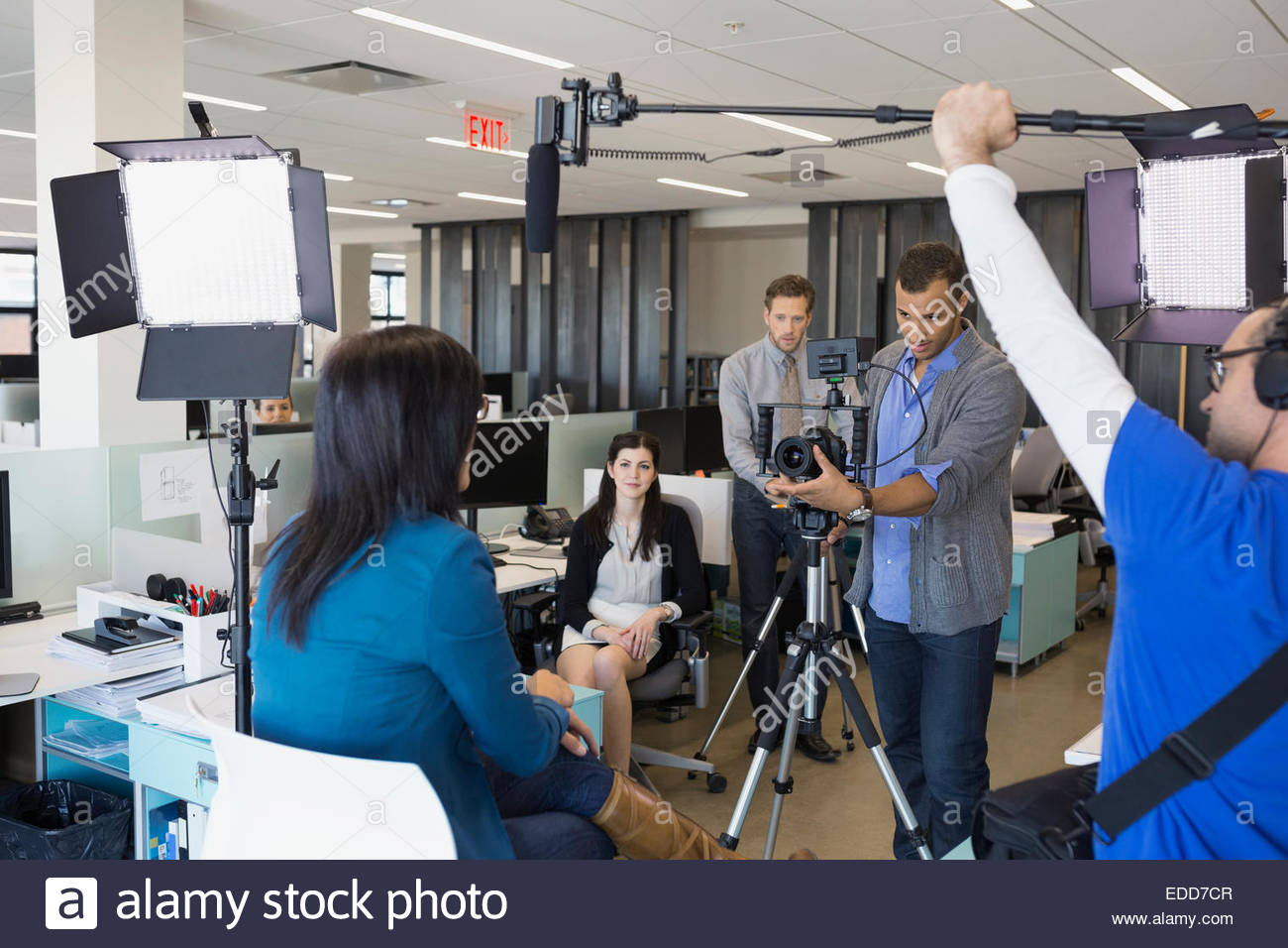 Man holding boom microphone hi-res stock photography and images - Alamy