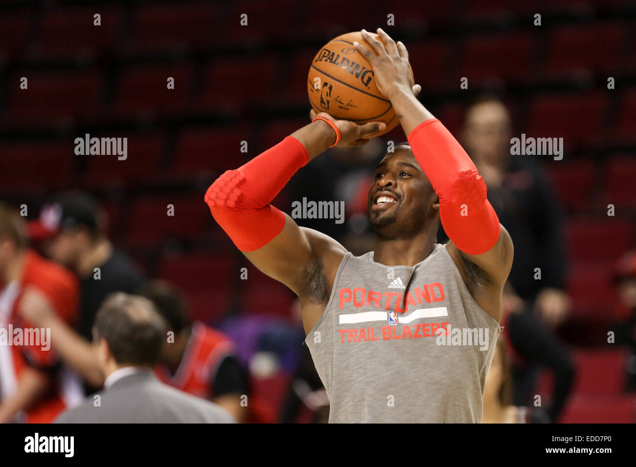 Portland, Oregon, USA. 5th Jan, 2015. WESLEY MATTHEWS (2) warms up ...