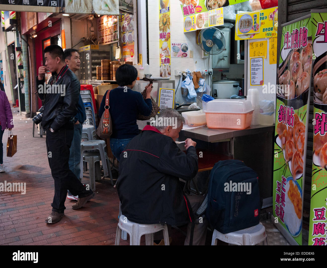 People eating chinese takeaway hi-res stock photography and images - Alamy